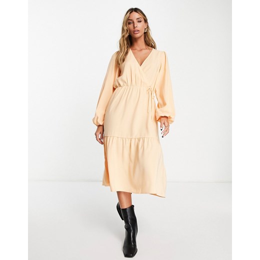 Vila – Morelowa warstwowa sukienka midi z dekoltem w kształcie litery Asos Poland