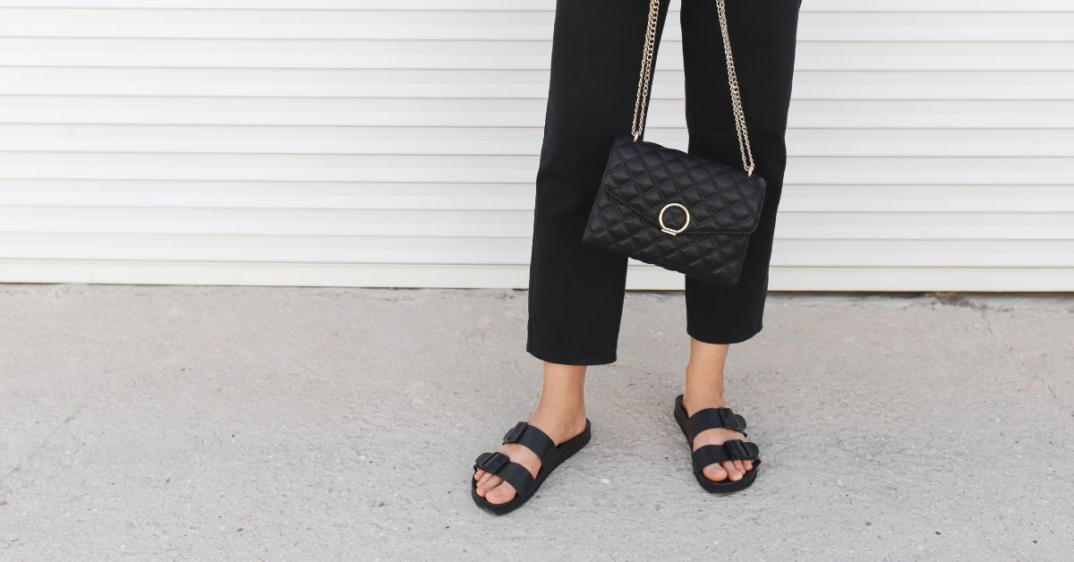 Jak nosić klapki Birkenstock? Stylizacje na lato 2024, w których ...