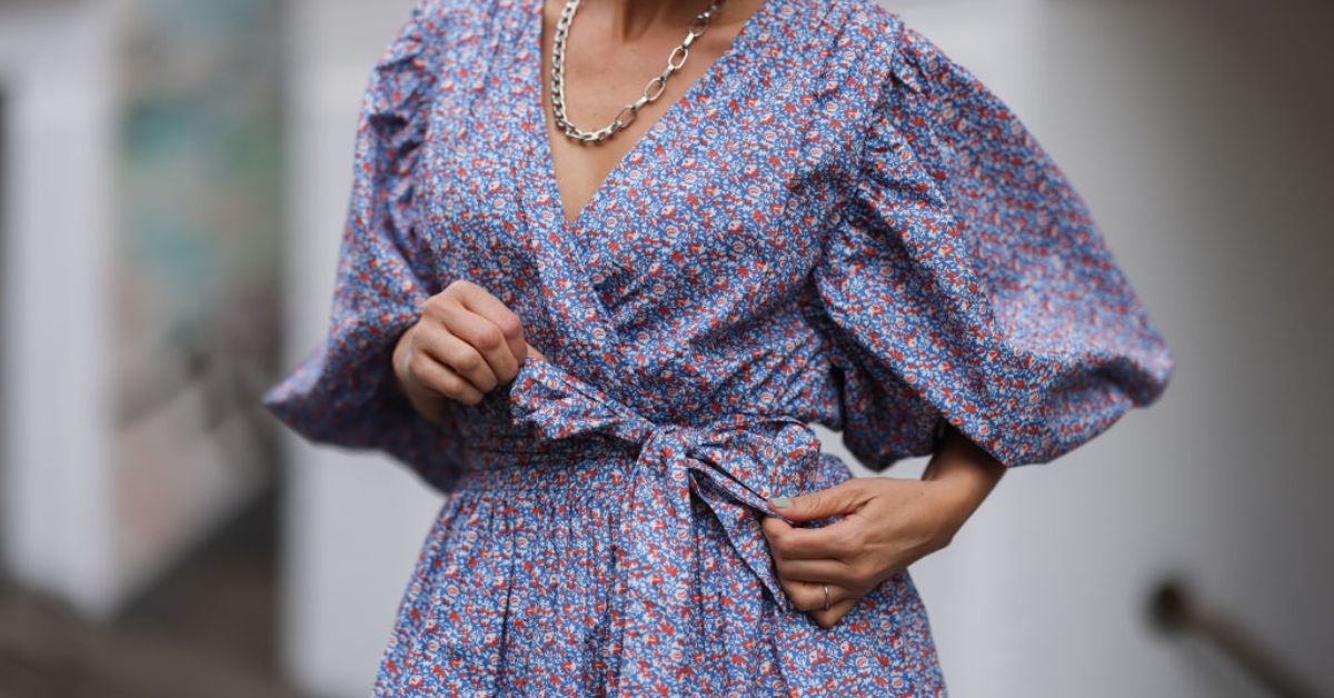 Moja mama nosi rozmiar 42 i szuka sukienki na lato. Powiedziałam jej, co powinna kupić - | Domodi.pl