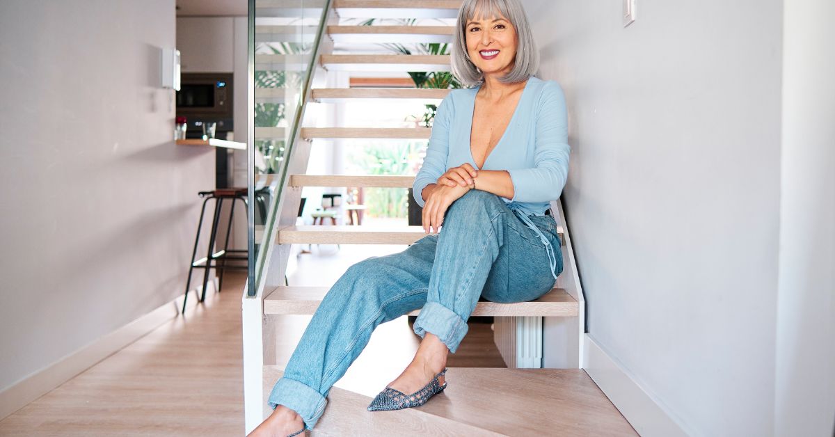 To najlepsze jeansy dla 50-latek. Przydadzą się nie tylko wiosną