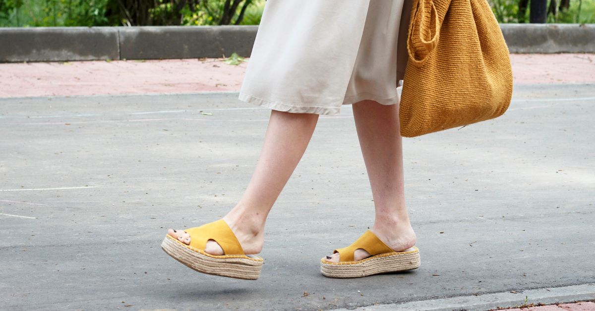 Klapki damskie na lato 2024 zastąpią ci inne buty. Zobacz sama